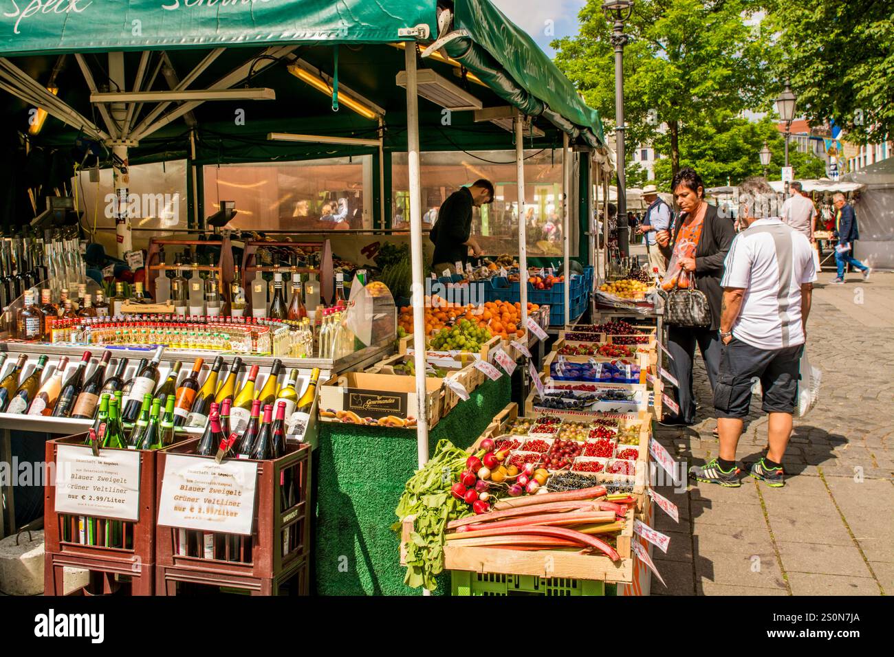 The Viktualienmarkt a central food or farmers market, Munich, Bavaria ...