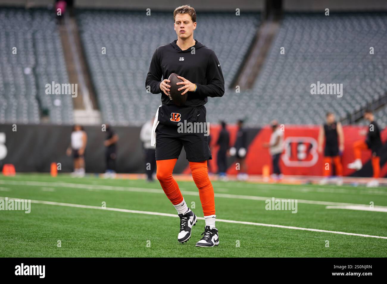 Cincinnati Bengals quarterback Joe Burrow warms up before an NFL ...