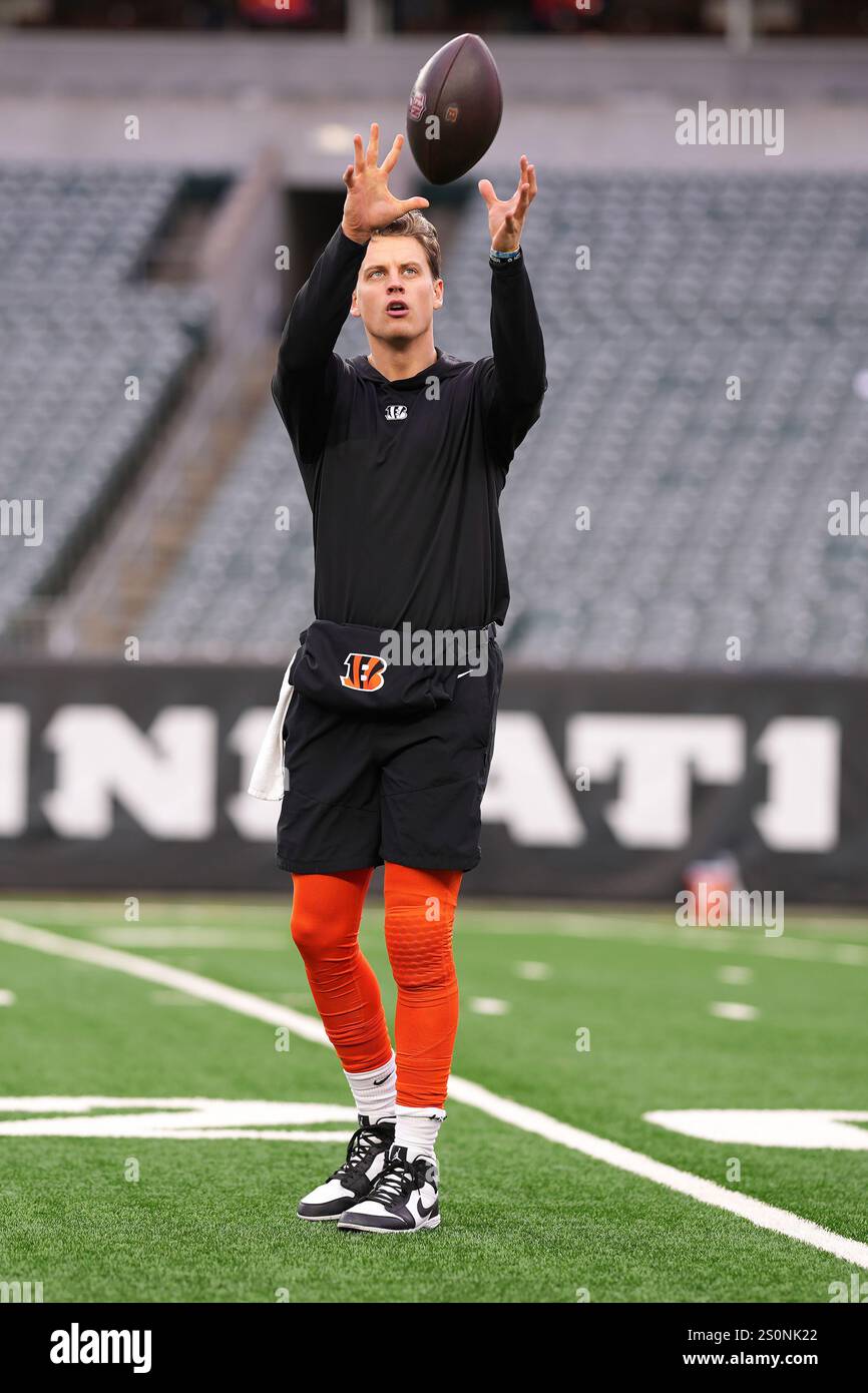 Cincinnati Bengals quarterback Joe Burrow warms up before an NFL ...