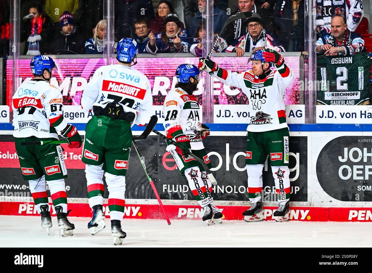 Torjubel, Jubel, Freude bei Torschütze Mark Zengerle (Augsburger ...