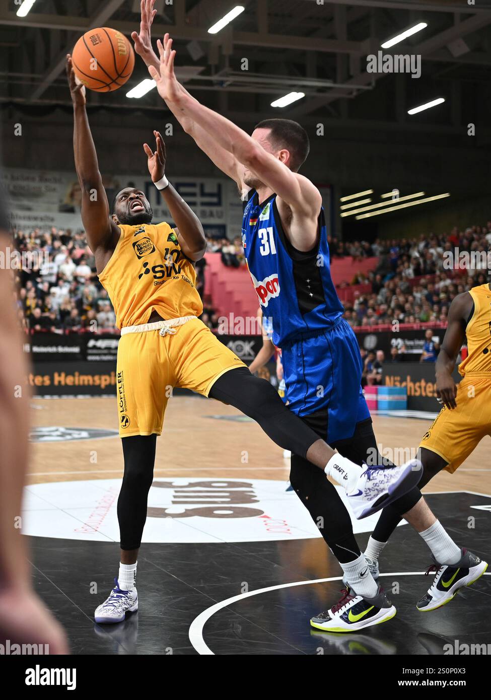 Samuel Idowu (Tigers Tuebingen, #10) wird gestoppt von Keppeler, D ...