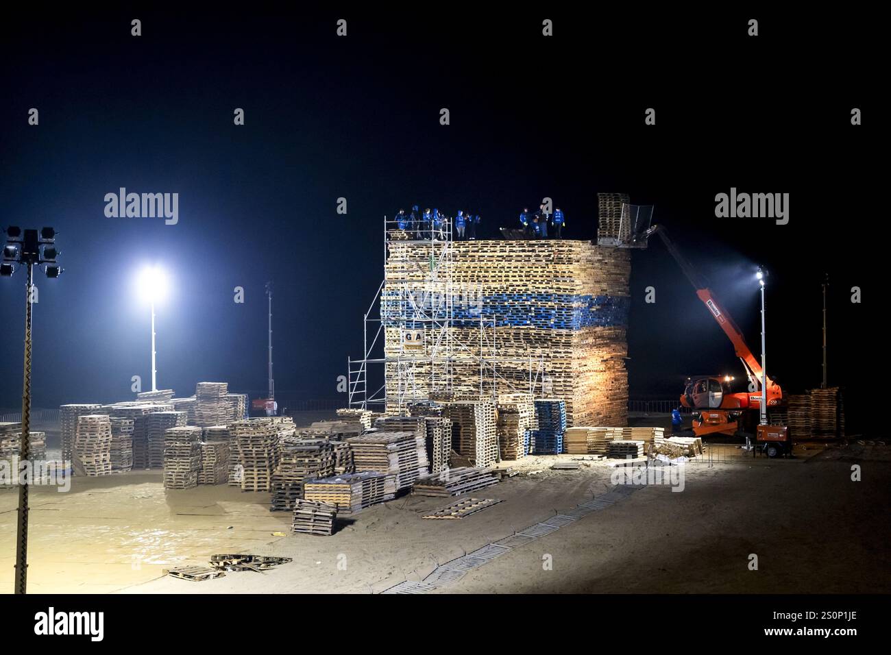SCHEVENINGEN - The second day of construction for the bonfire on ...