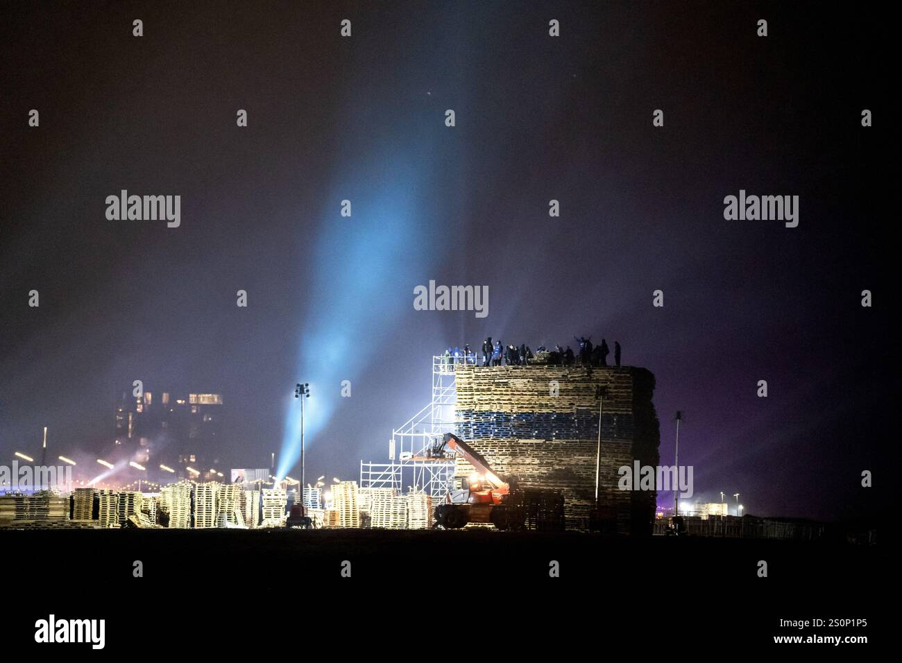 SCHEVENINGEN - The second day of construction for the bonfire on ...