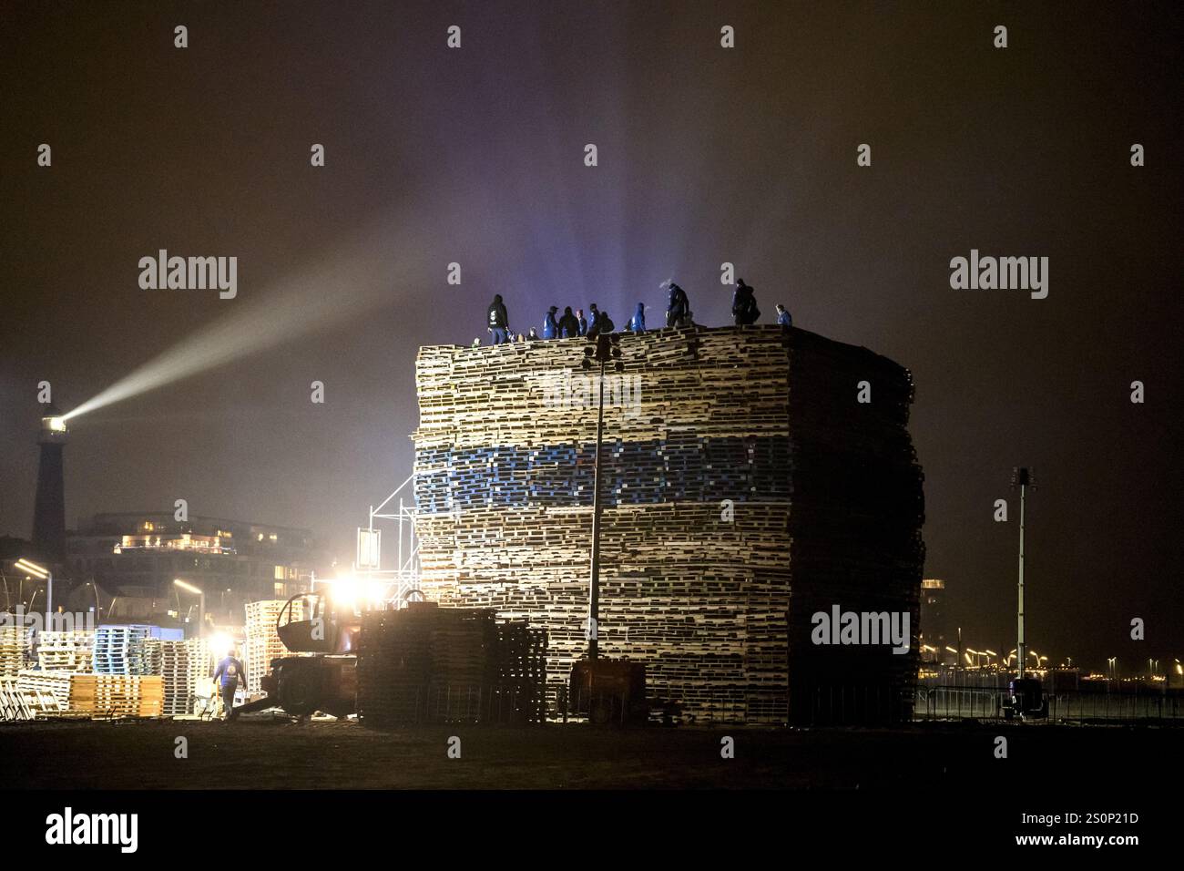 SCHEVENINGEN - The second day of construction for the bonfire on ...