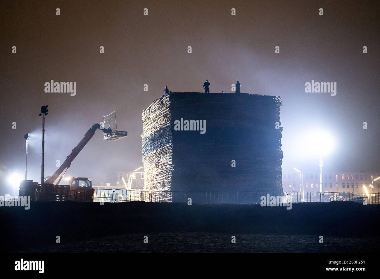 SCHEVENINGEN - The second day of construction for the bonfire on ...
