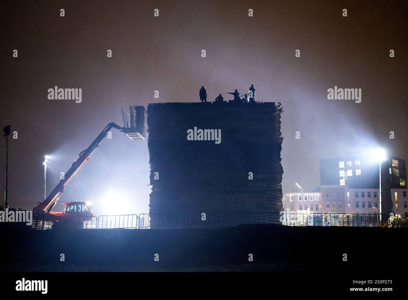 SCHEVENINGEN - The second day of construction for the bonfire on ...