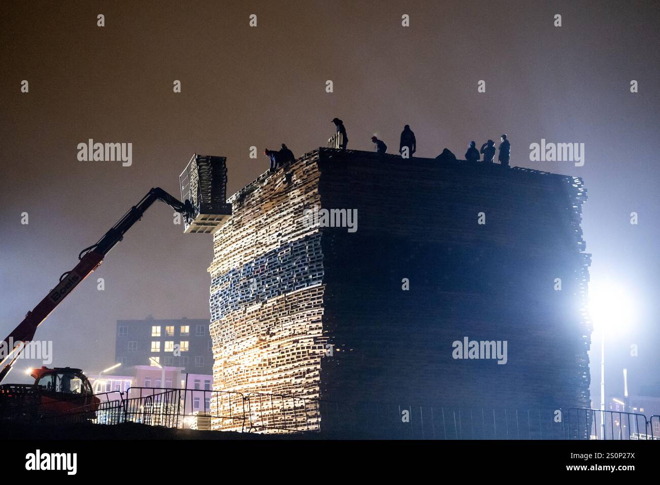 SCHEVENINGEN - The second day of construction for the bonfire on ...