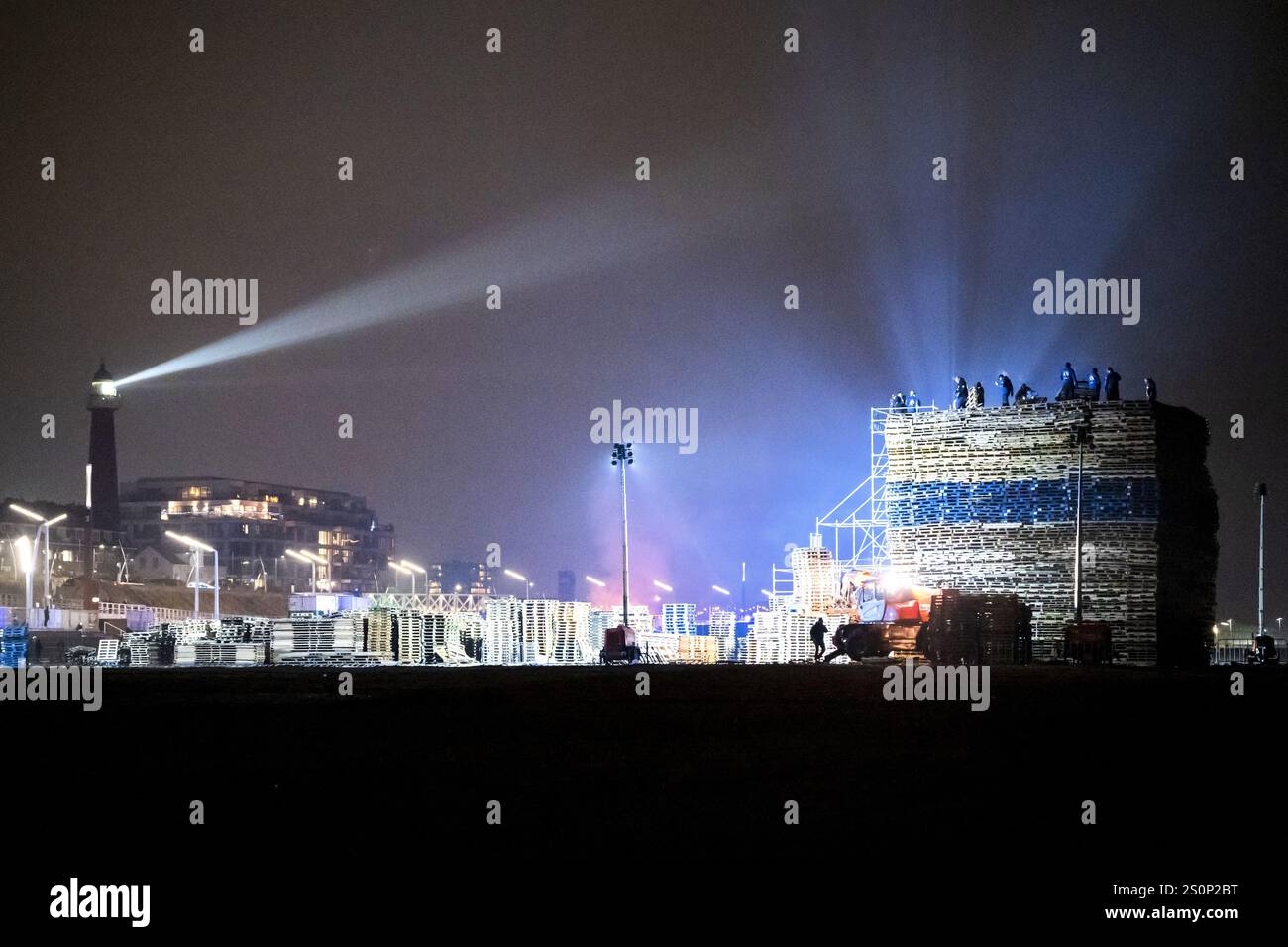 SCHEVENINGEN - The second day of construction for the bonfire on ...