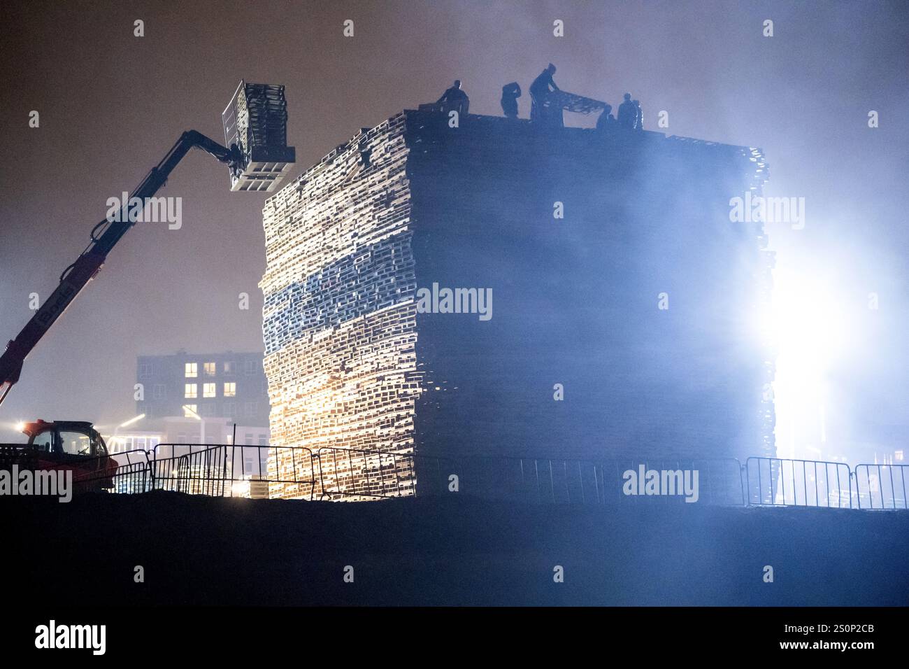 SCHEVENINGEN - The second day of construction for the bonfire on ...