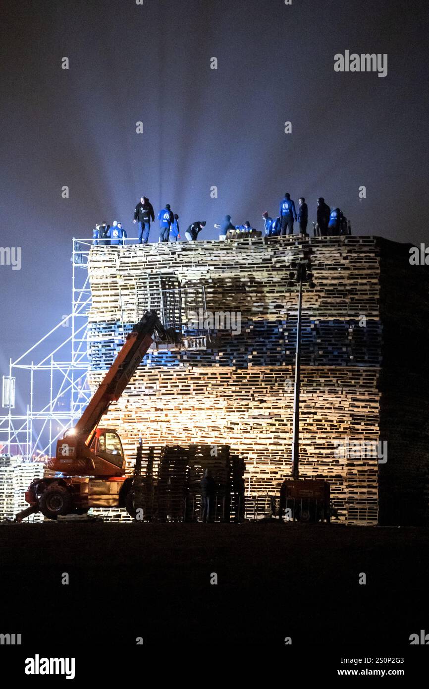 SCHEVENINGEN - The second day of construction for the bonfire on ...