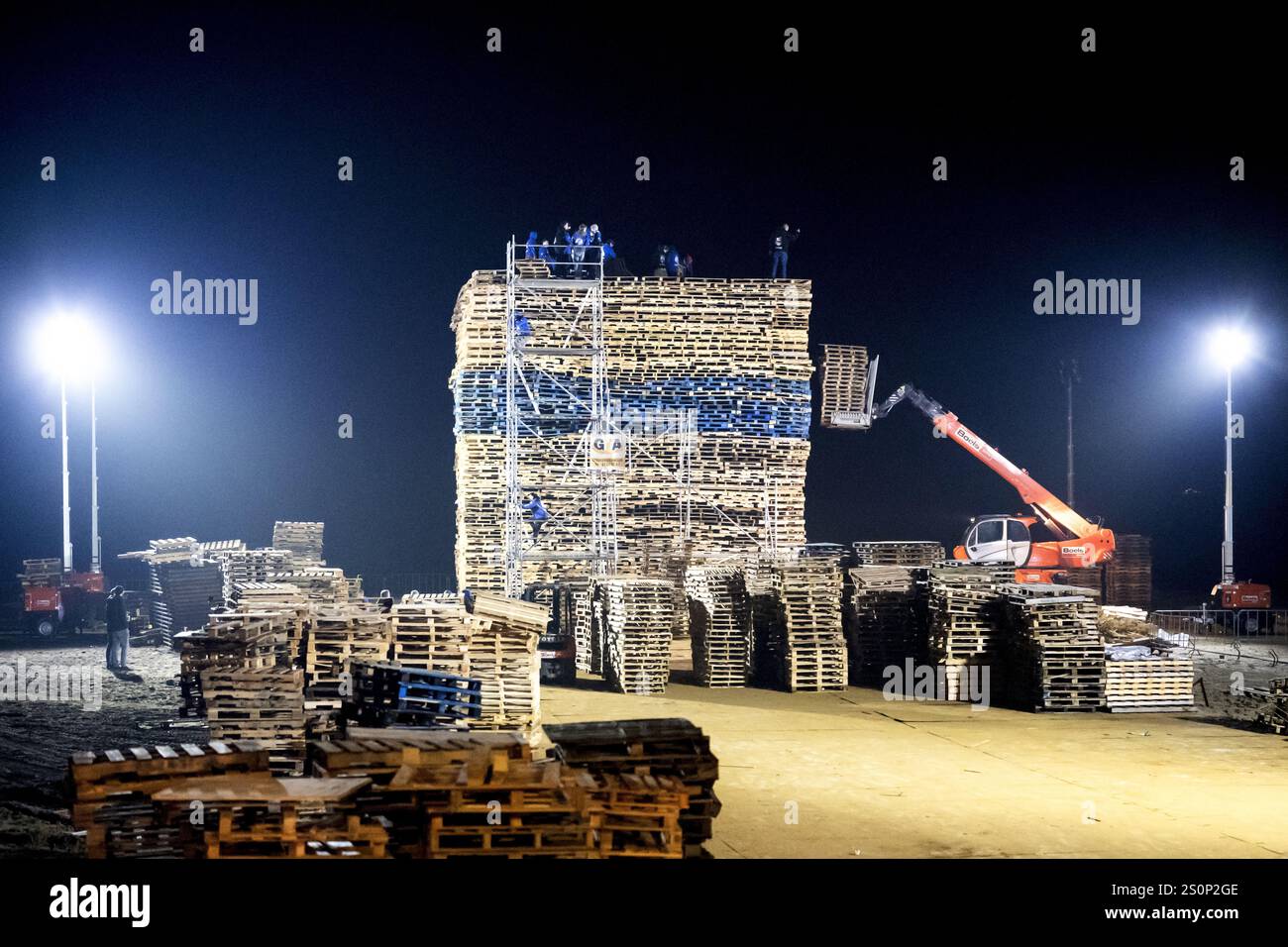 SCHEVENINGEN - The second day of construction for the bonfire on ...
