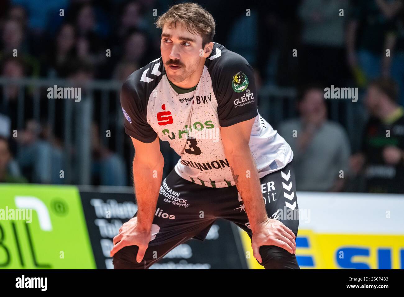 Jori Mantha (13, Helios Grizzlys Giesen) GER, VFB Friedrichshafen vs ...