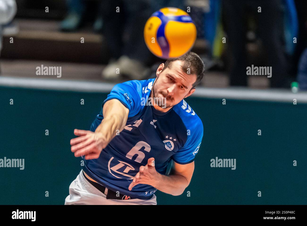 Michal Superlak (6, VFB Friedrichshafen) beim Aufschlag GER, VFB ...