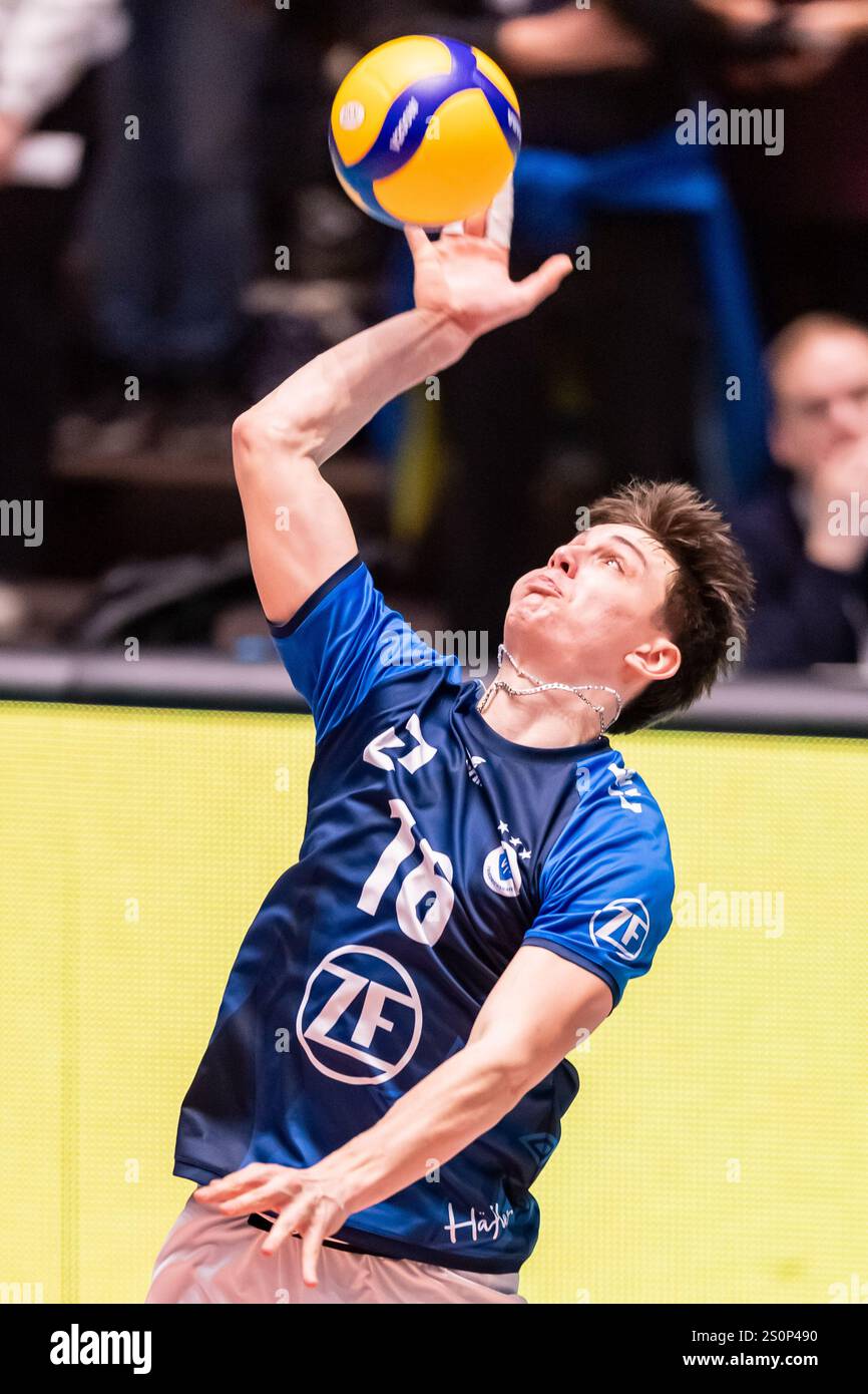 Simon Kohn (16, VFB Friedrichshafen) beim Aufschlag GER, VFB ...