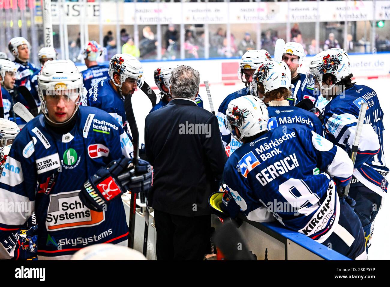 Iserlohn, Deutschland. 28th Dec, 2024. Doug Shedden (Cheftrainer ...