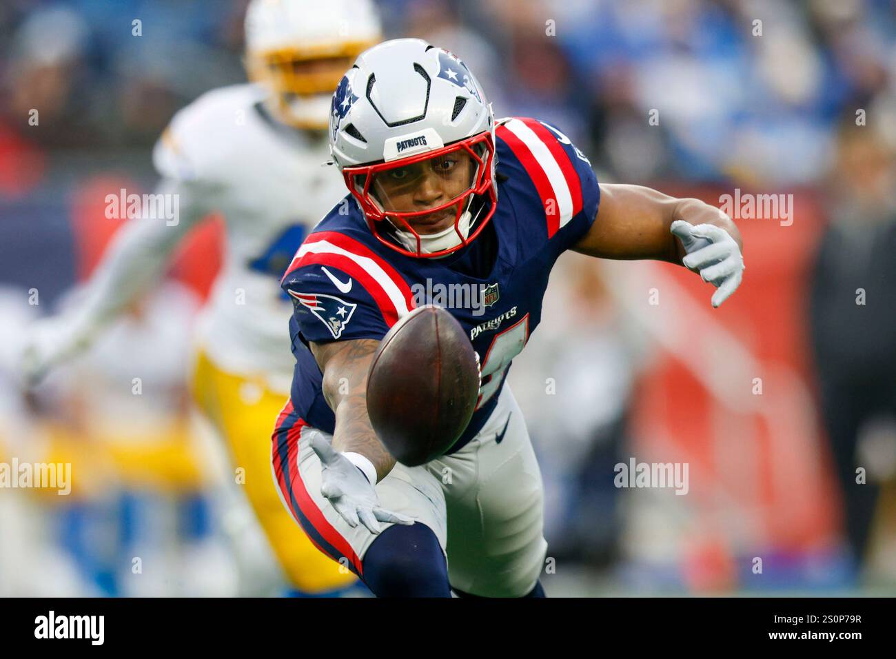 New England Patriots running back Antonio Gibson (4) bobbles a pass ...