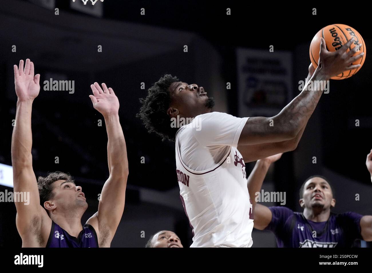 Texas A&M forward Solomon Washington, center, goes to the basket as ...