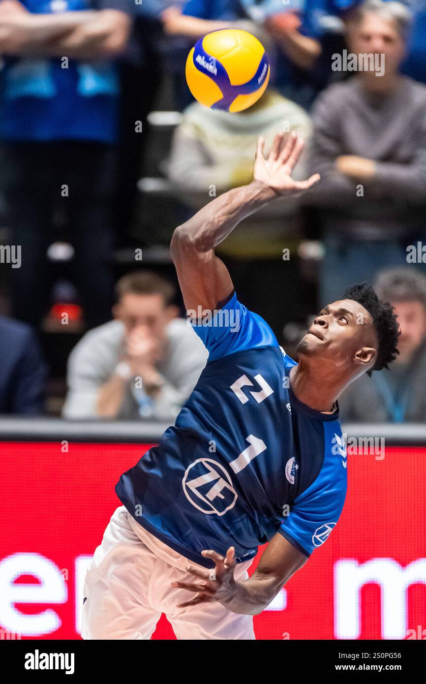 Jose Masso (1, VFB Friedrichshafen) beim Aufschlag GER, VFB ...