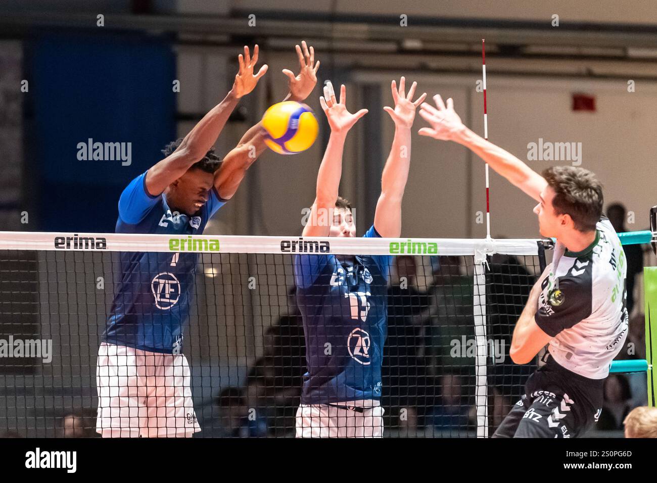 Block von Jose Masso (1, VFB Friedrichshafen) und Jackson Young (15, VFB Friedrichshafen) GER ...