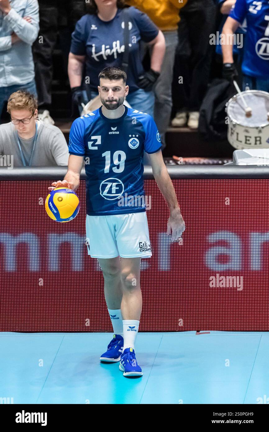 Ivan Zeljkovic (19, VFB Friedrichshafen) beim Aufschlag vor dem ...