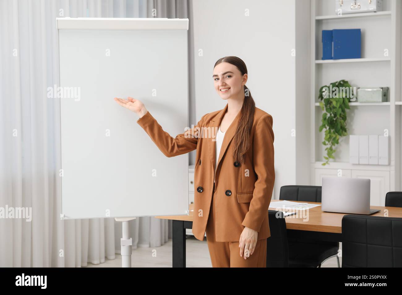 Woman near flip chart hi-res stock photography and images - Alamy