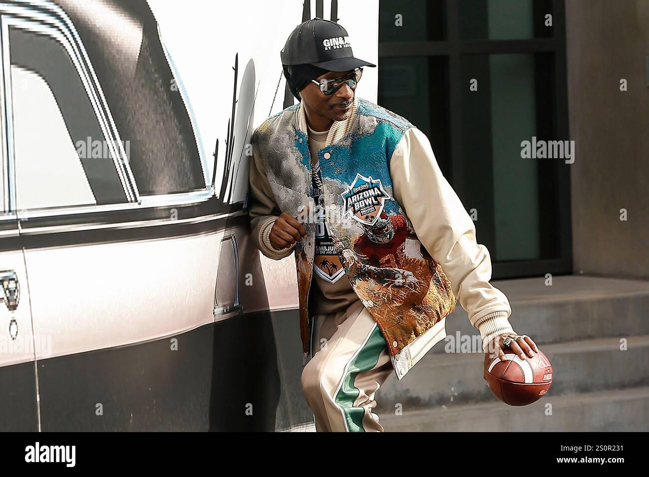 TUCSON, AZ - DECEMBER 28: Snoop Dogg strikes the Heisman pose before ...