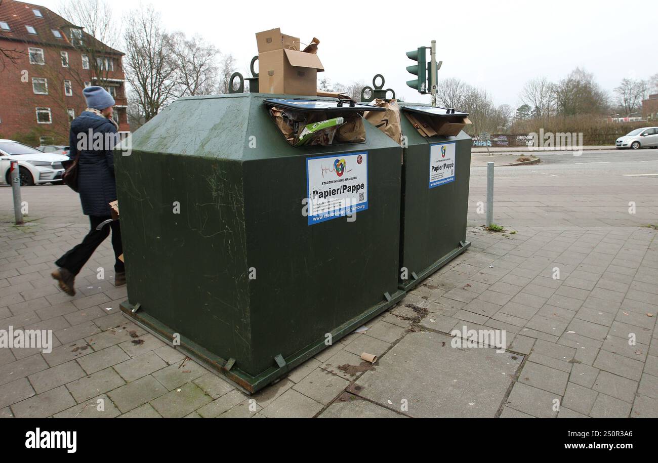 Völlig überfüllte Altpapier-Container am Wiesendamm zwei Tage nach ...