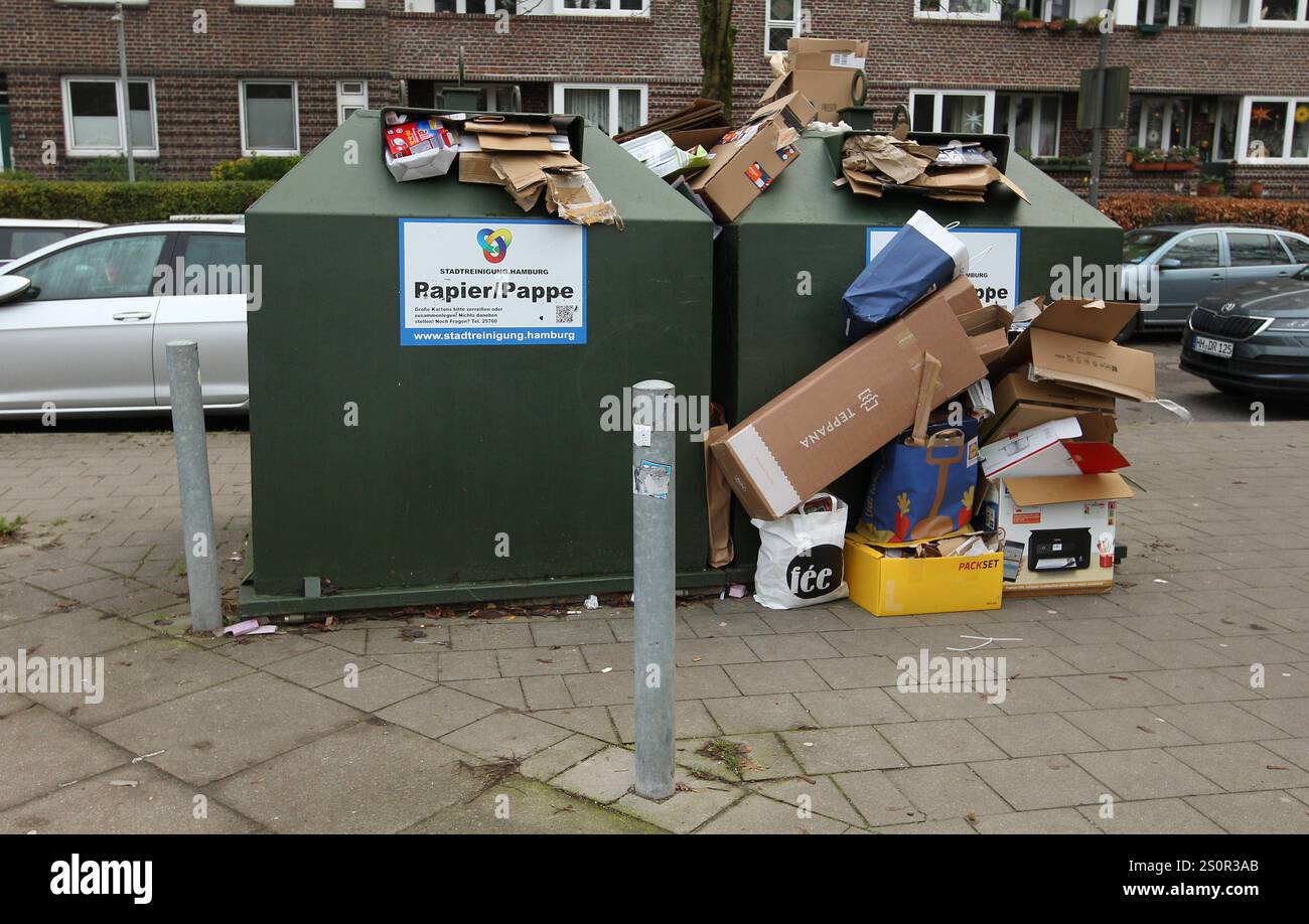 Völlig überfüllte Altpapier-Container am Wiesendamm zwei Tage nach ...