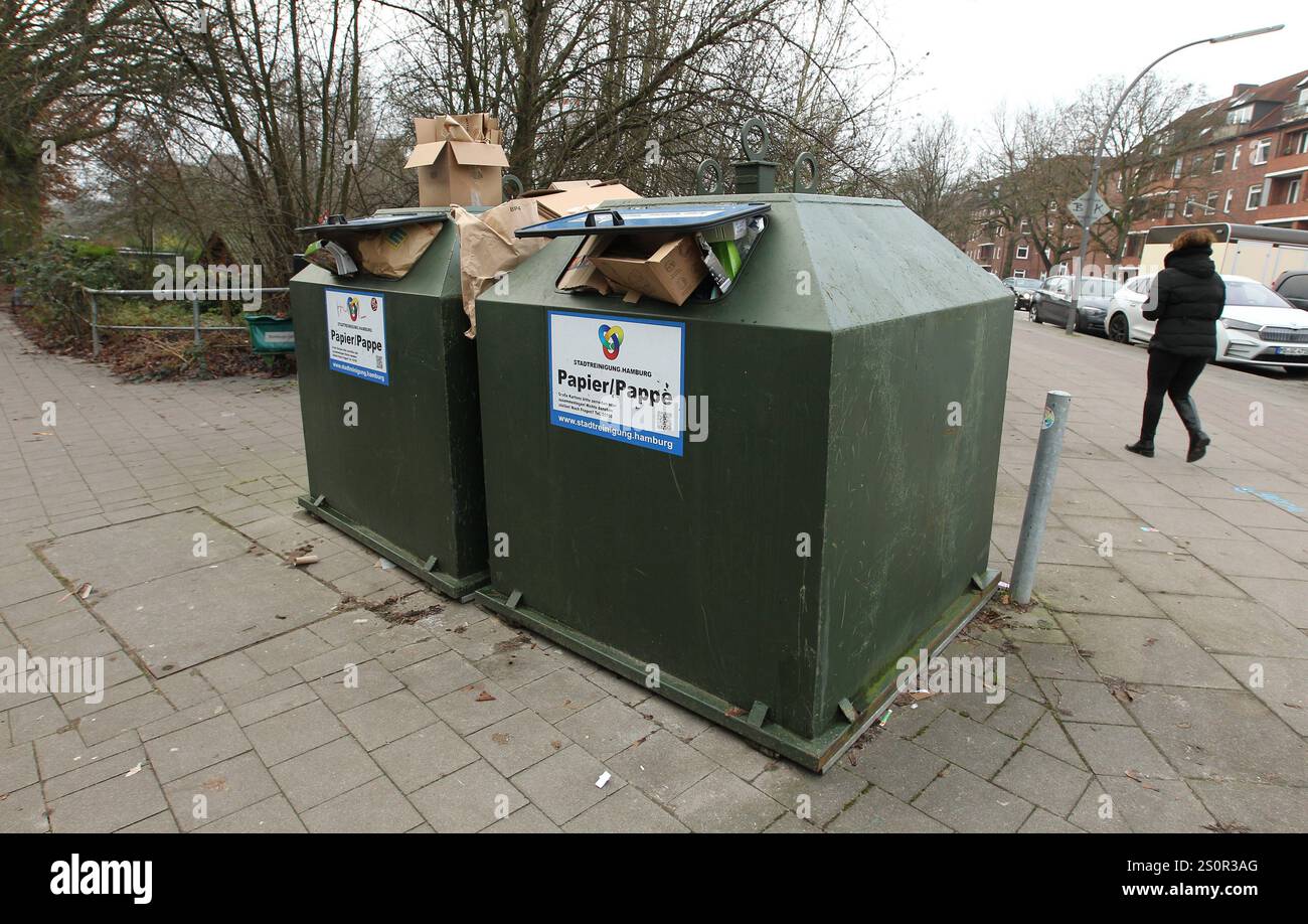 Völlig überfüllte Altpapier-Container am Wiesendamm zwei Tage nach ...