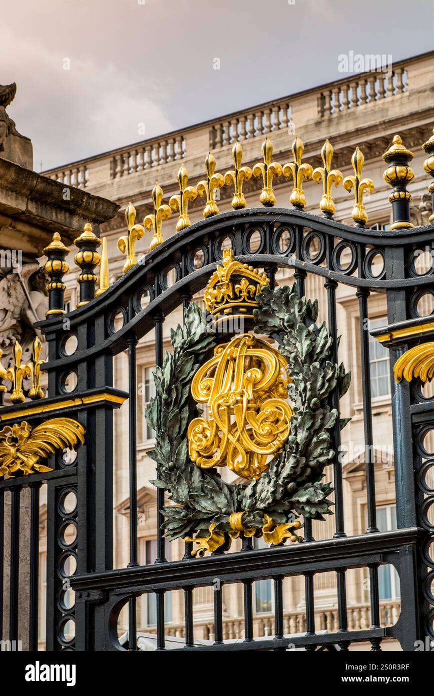 Main gates at Buckingham Palace, London, England Stock Photo - Alamy