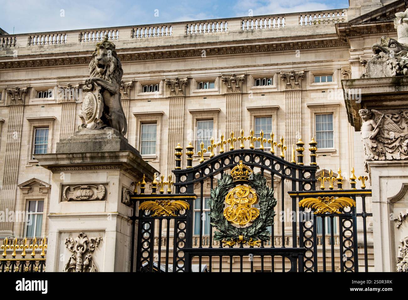 Main gates at Buckingham Palace, London, England Stock Photo - Alamy
