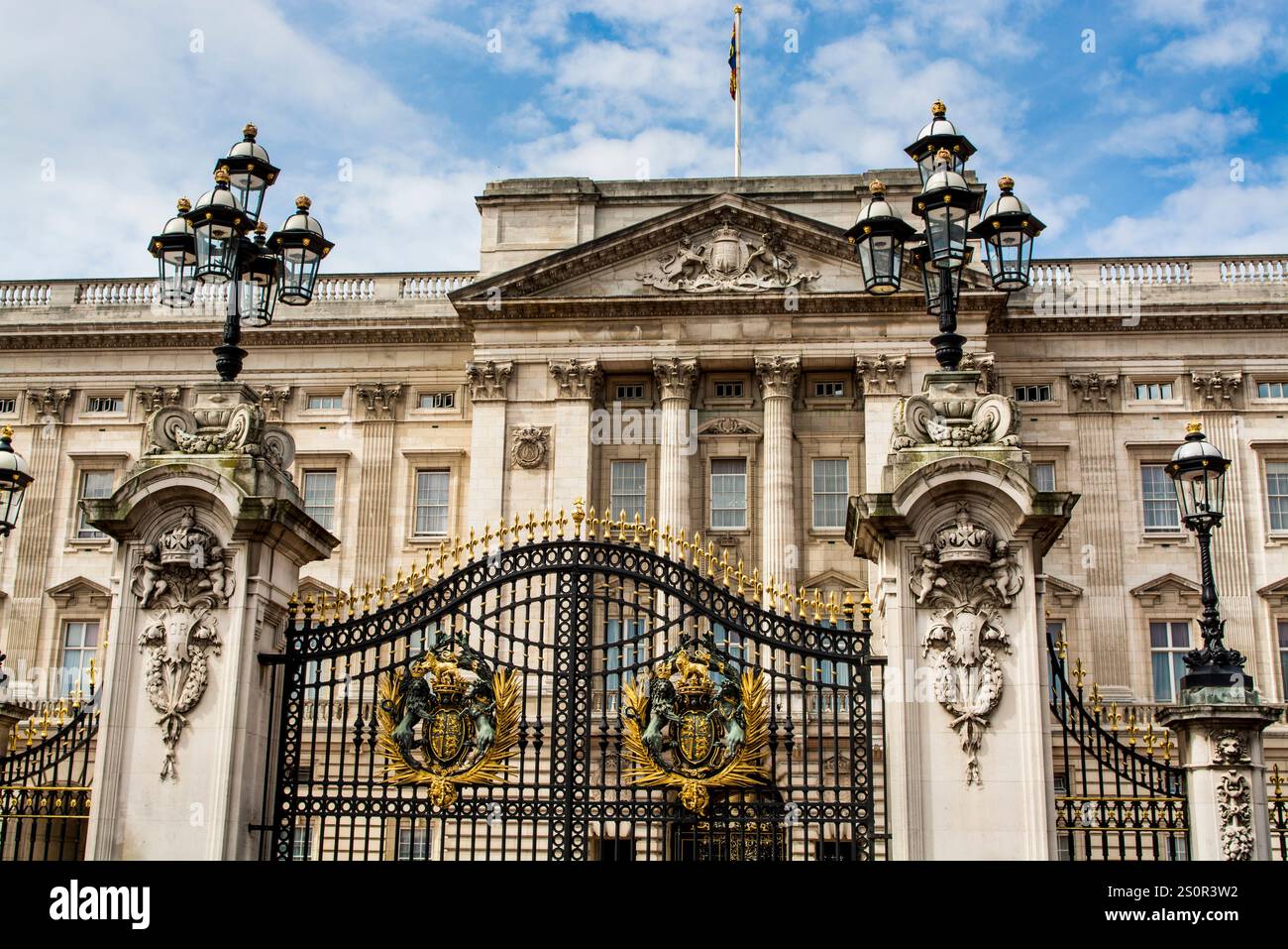 Main gates at Buckingham Palace, London, England Stock Photo - Alamy