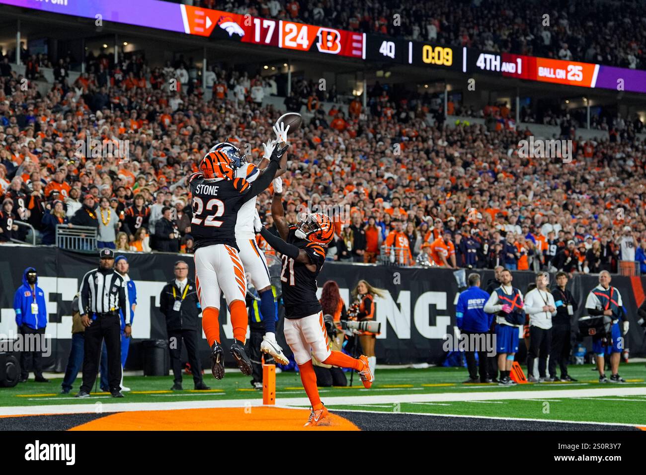 Denver Broncos wide receiver Marvin Mims Jr. (19) makes catch for a touchdown between Cincinnati ...