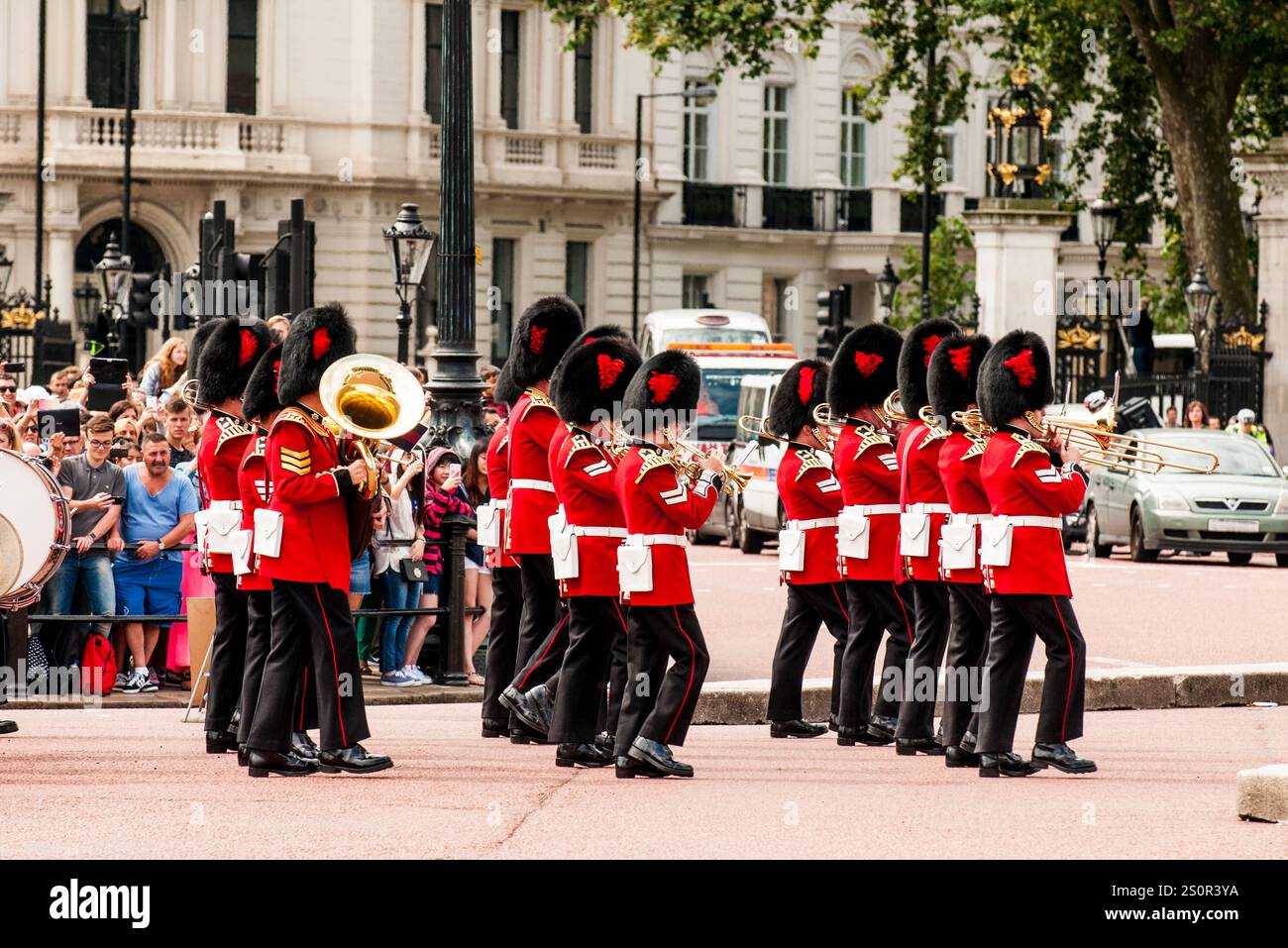 Changing of the guard ceremonies at Buckingham Palace, London, England Stock Photo - Alamy