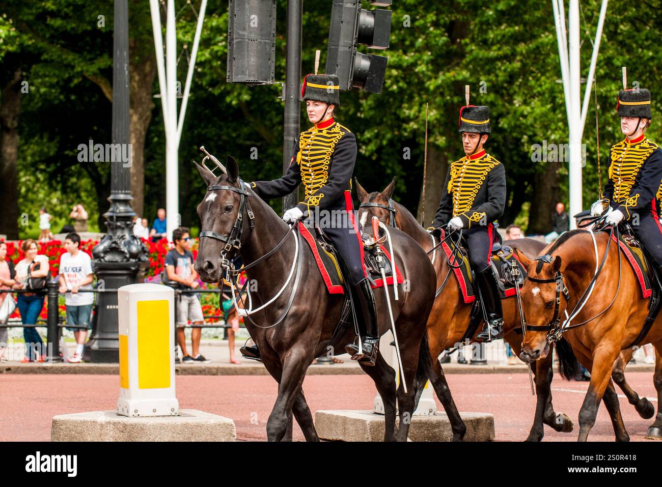 Queens guard at changing of the guard ceremonies at Buckingham Palace ...