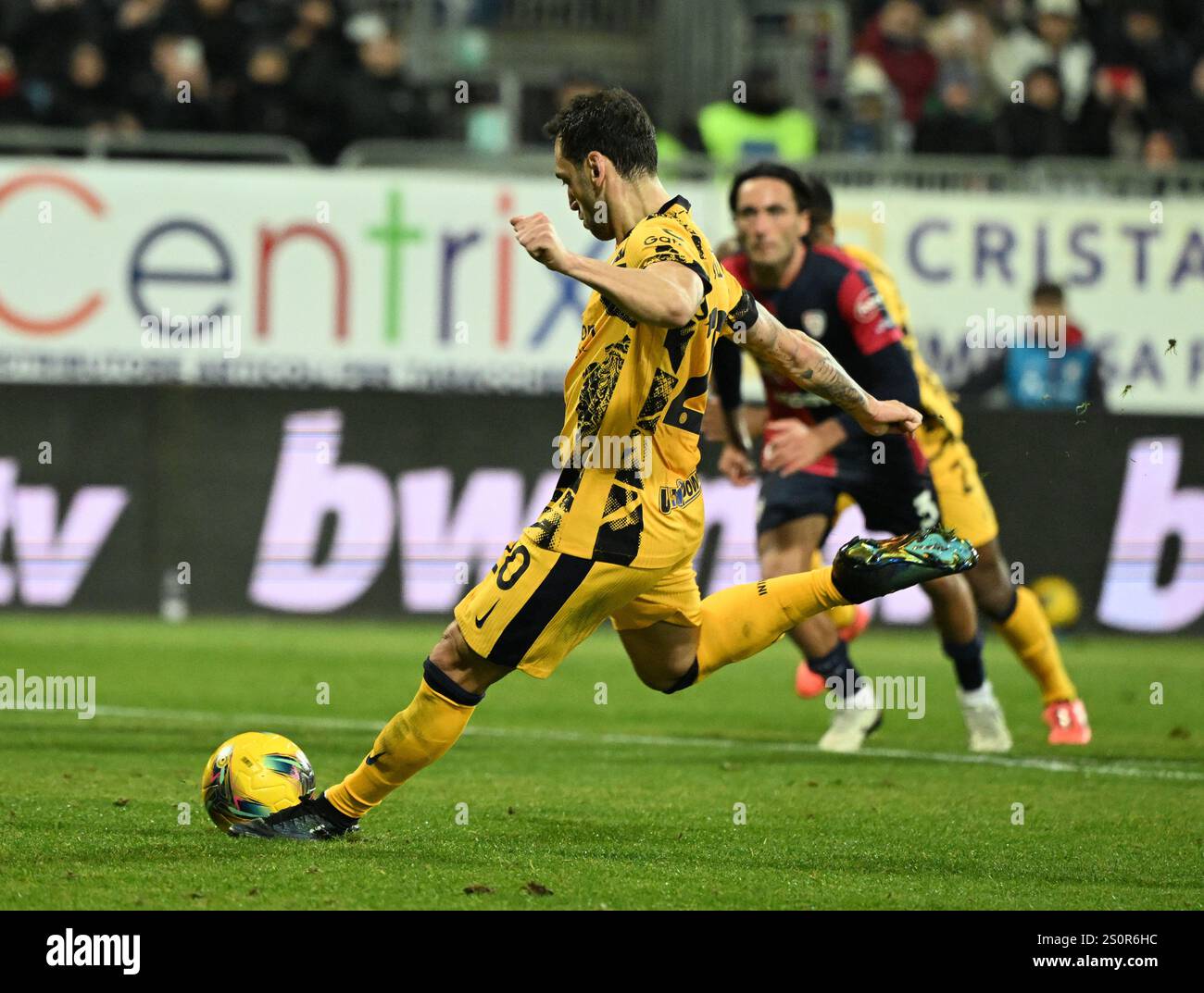 Cagliari, Italy. 28th Dec, 2024. Inter Milan's Hakan Calhanoglu scores ...