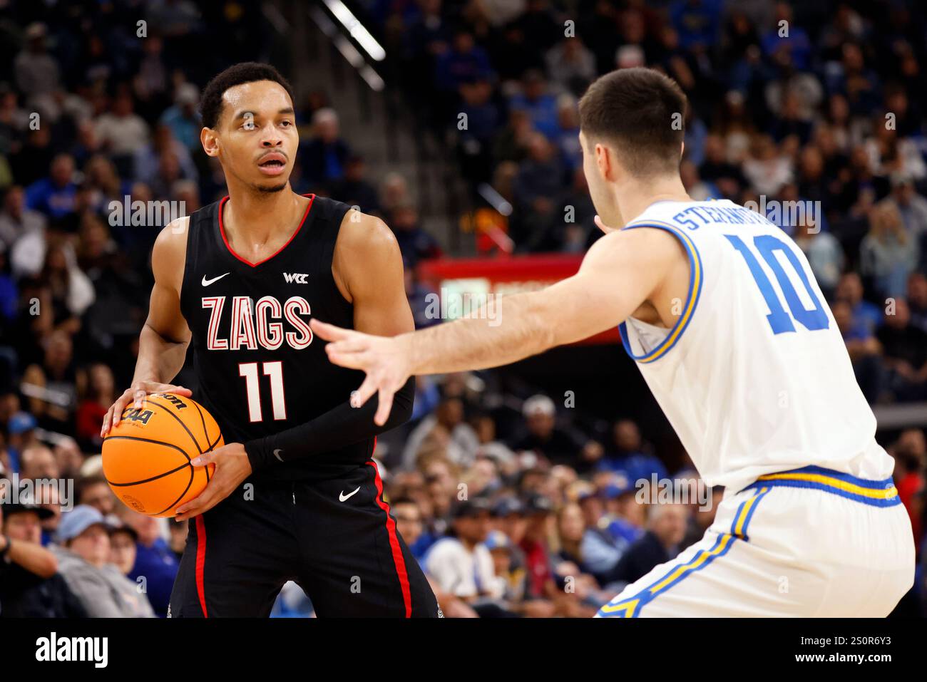 Gonzaga Bulldogs' Nolan Hickman, left, looks for a teammate to pass the ...