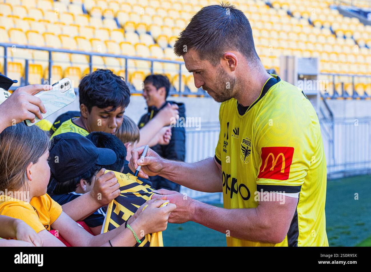 WELLINGTON, NEW ZEALAND - DECEMBER 28: Wellington Phoenix defender Tim ...