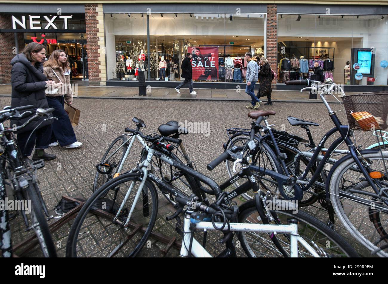 Cambridge, UK. 28th Dec, 2024. Shoppers attend the post-Christmas sale ...