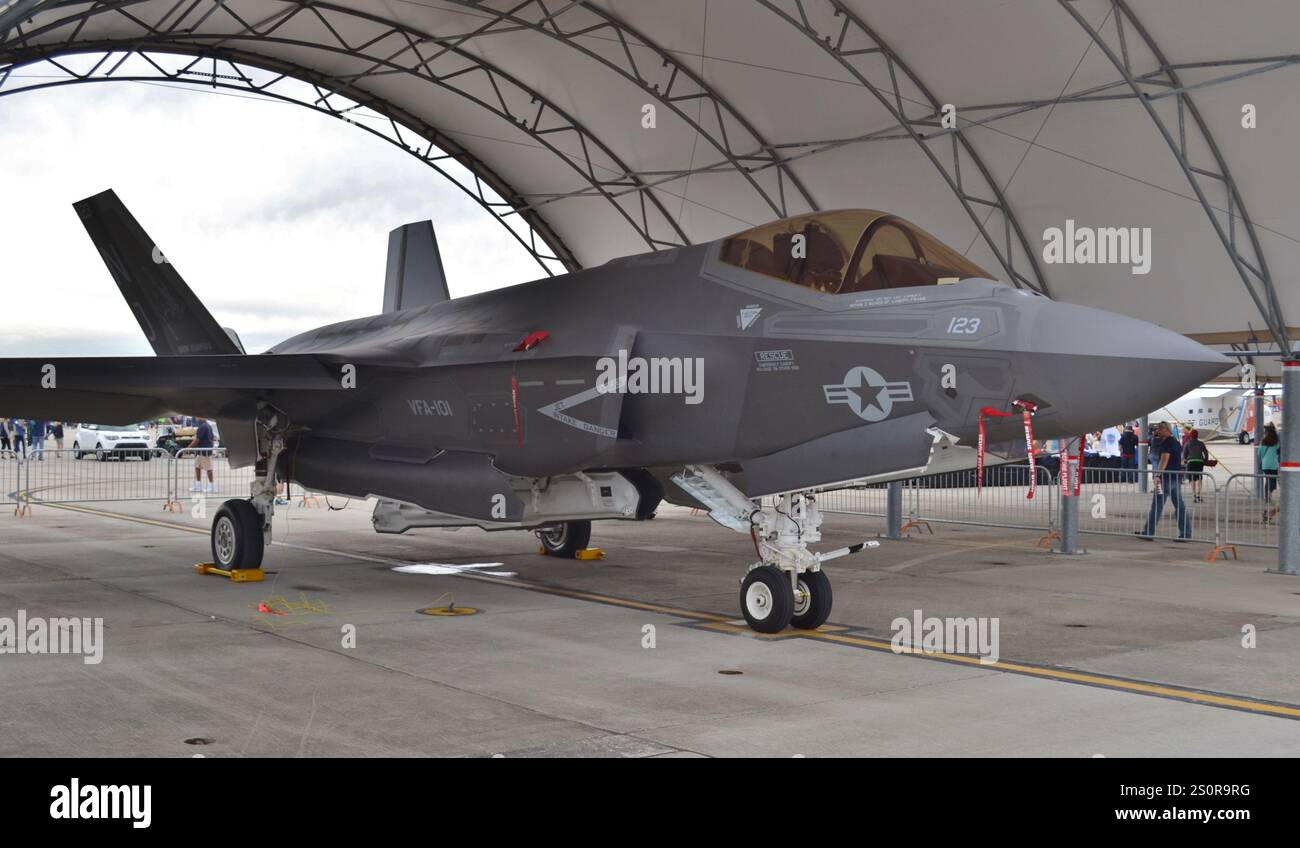 A U.S. Air Force F-35 Joint Strike Fighter (Lightning II) jet in a hangar Stock Photo - Alamy