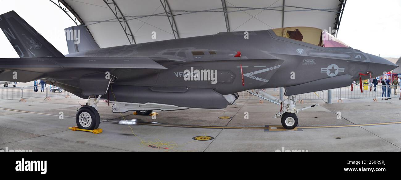 A U.S. Air Force F-35 Joint Strike Fighter (Lightning II) jet in a ...