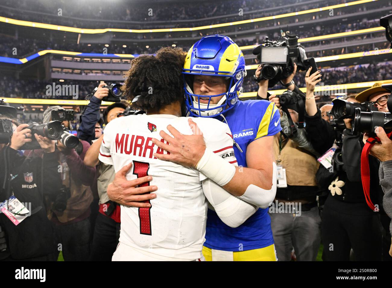 Arizona Cardinals quarterback Kyler Murray (1) hugs Los Angeles Rams ...