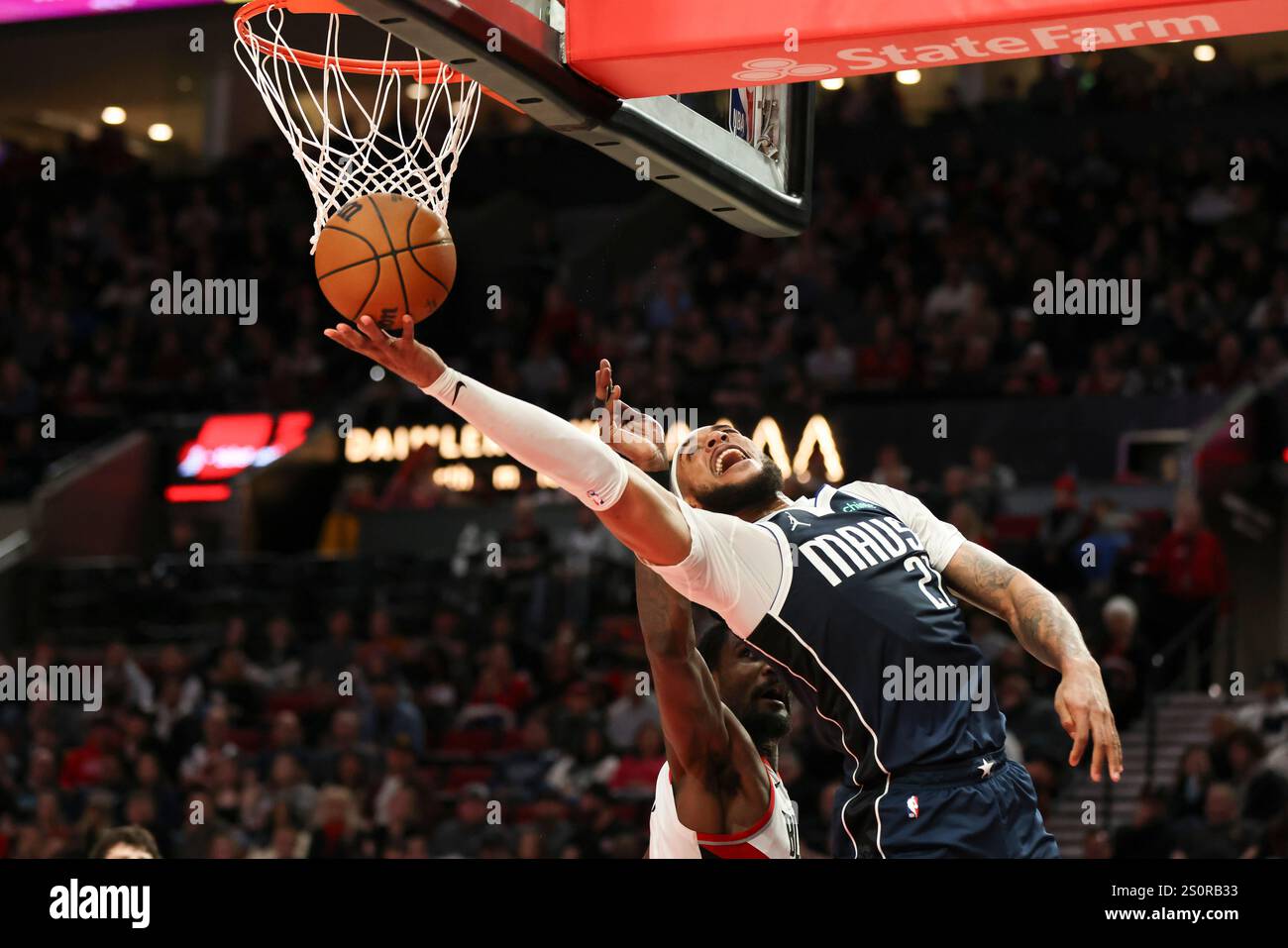 Dallas Mavericks center Daniel Gafford (21) drives to the basket as ...