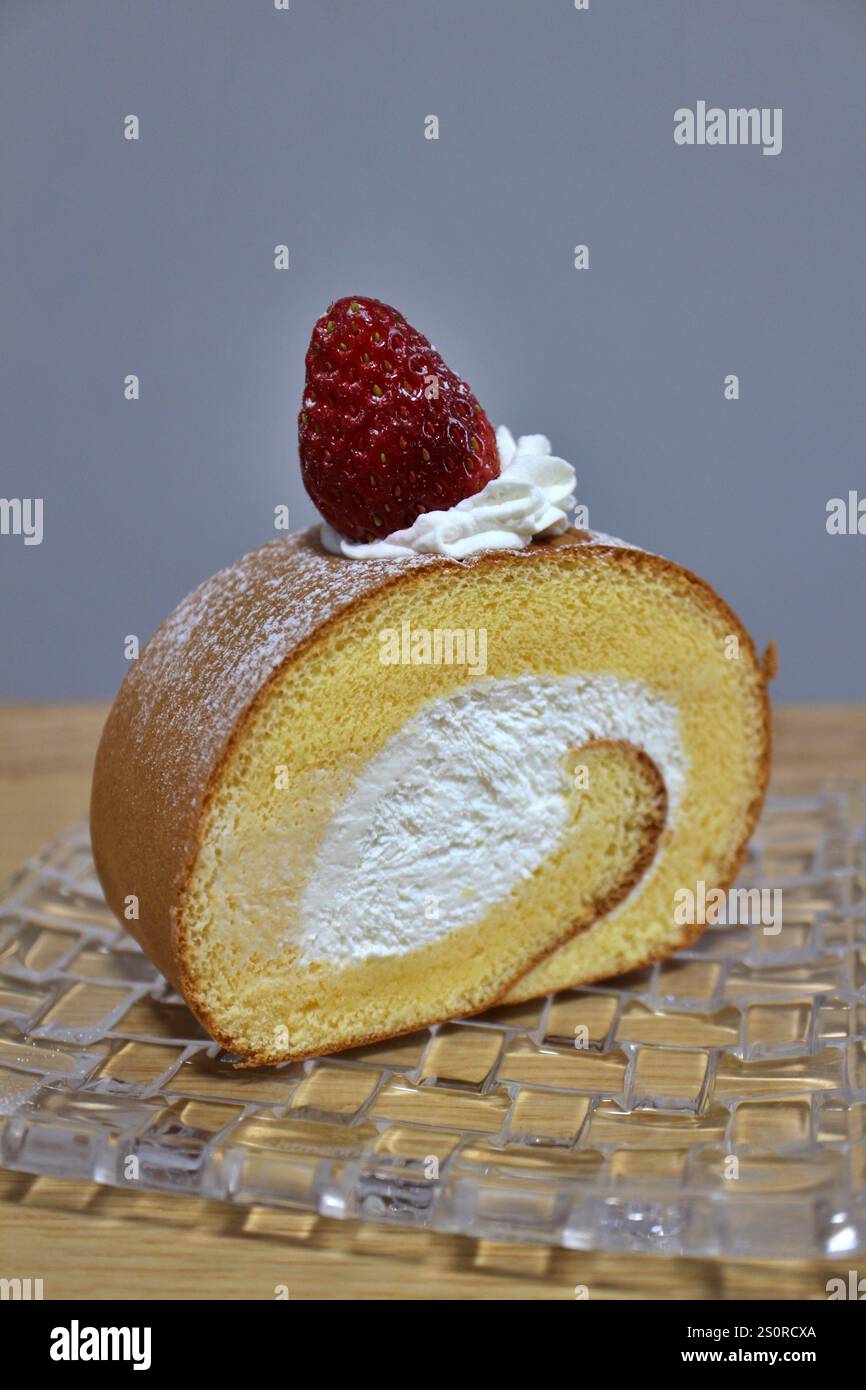 Japanese strawberry roll cake (Swiss roll Stock Photo - Alamy