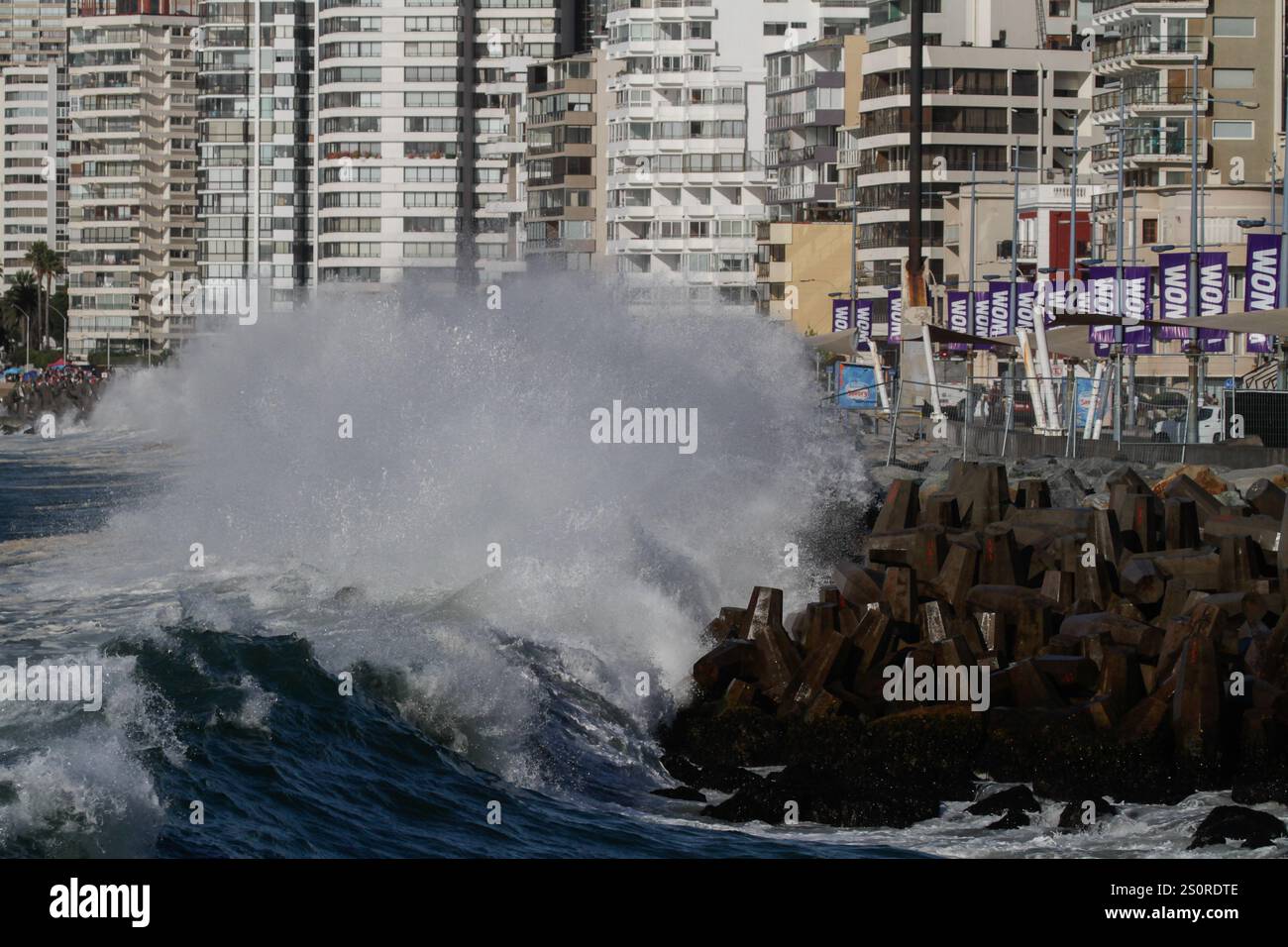 Waves hit the coasts of the city of Viña del Mar, due to abnormal ...