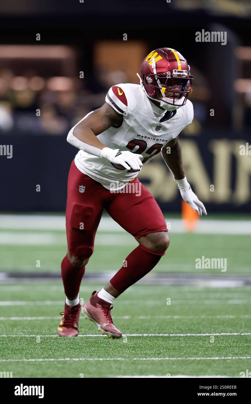 Washington Commanders linebacker Mykal Walker (32) defends during an ...