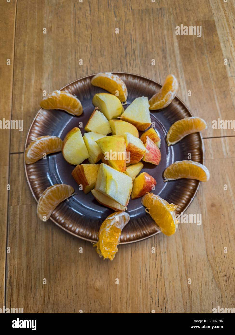 Apple Pieces, and Mandarin Oranges Fruit Plate Stock Photo - Alamy
