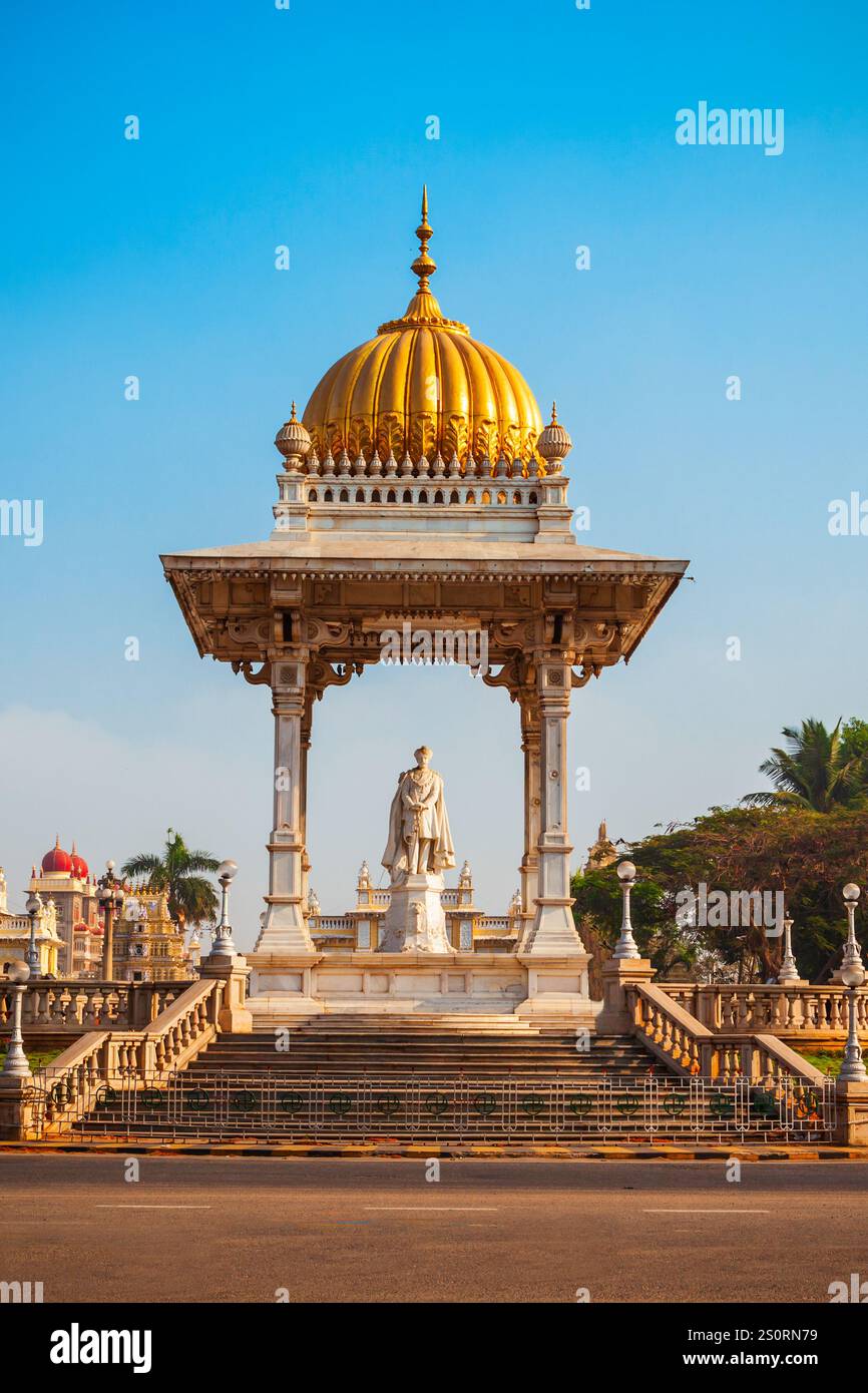 Statue of Maharaja Chamarajendar Wodeyar king in the centre of Mysore ...