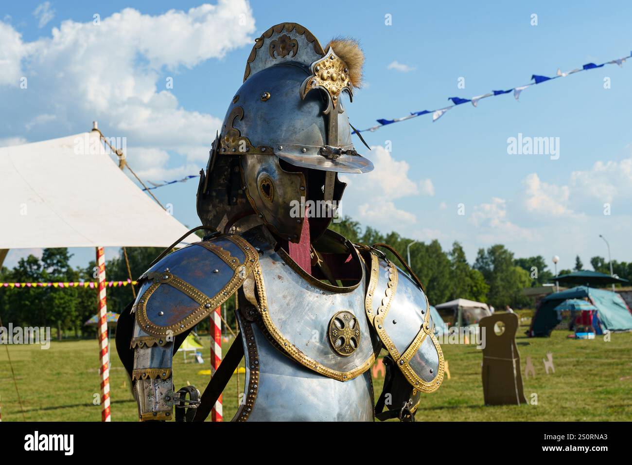 Medieval attire stands hi-res stock photography and images - Alamy