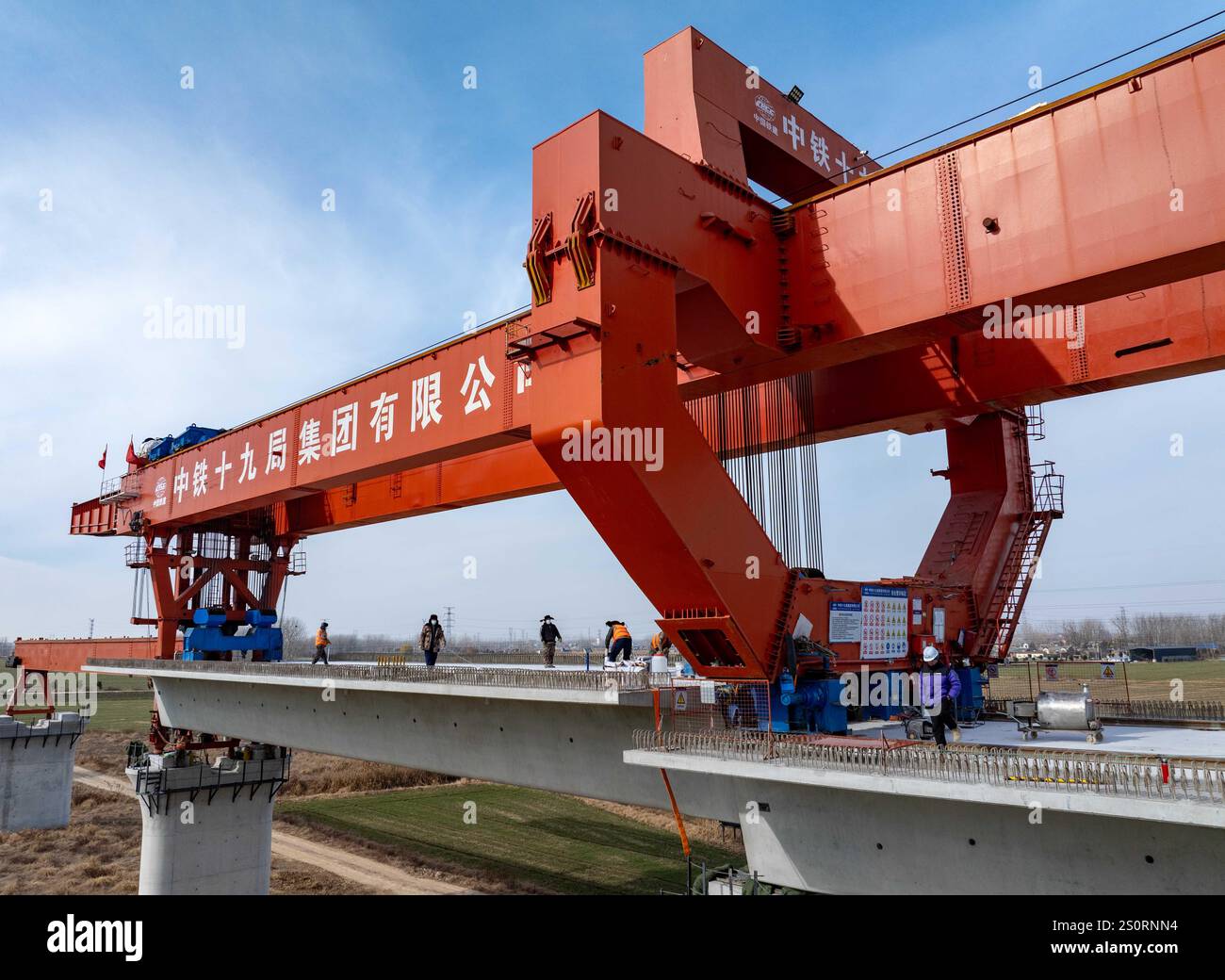 HUAI'AN, CHINA - DECEMBER 29, 2024 - Workers use beam erection machines ...